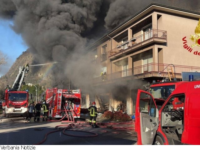 Maxi incendio a Laveno Mombello